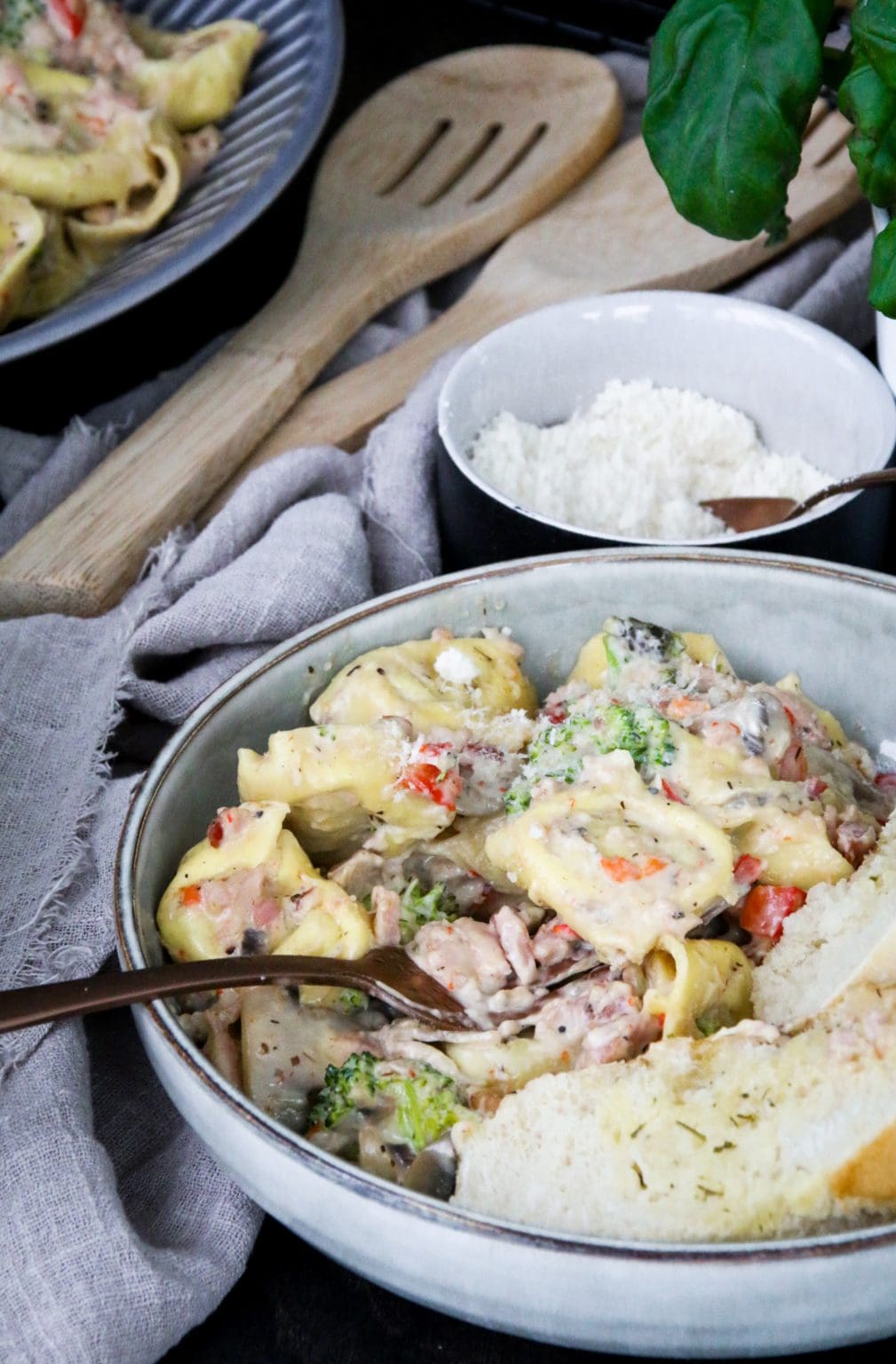 Dýrðlegt rjómapasta með beikon, skinku, sveppum og brokkóli