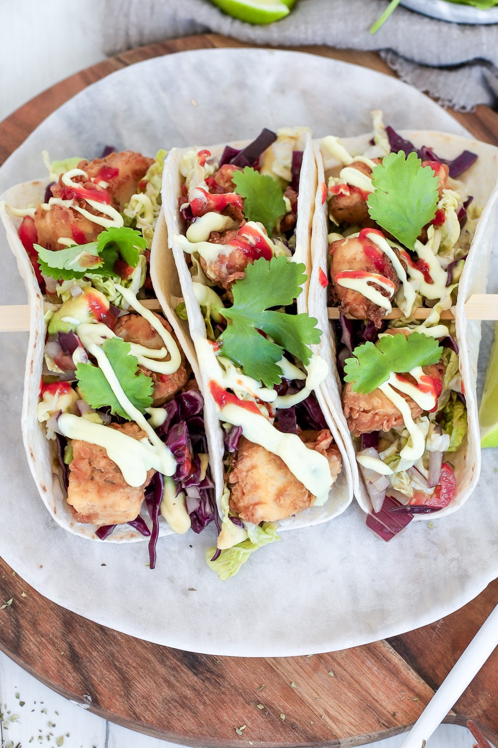 Einfalt og ferskt fiski taco með Jalapenjó-avocado majósósu