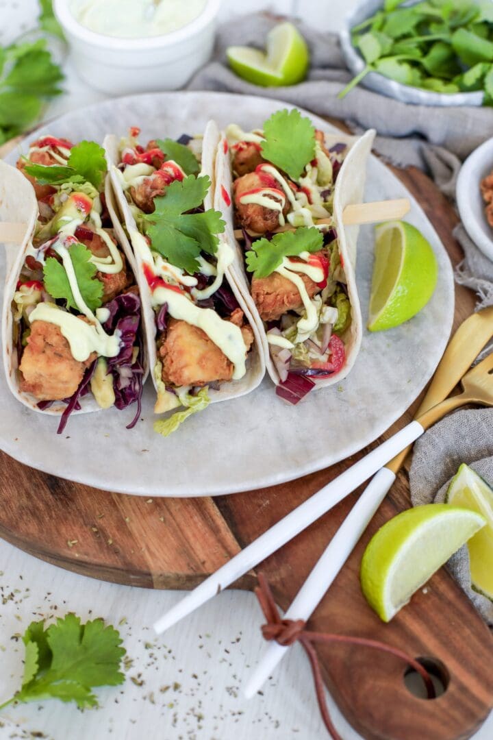 Einfalt og ferskt fiski taco með Jalapenjó-avocado majósósu