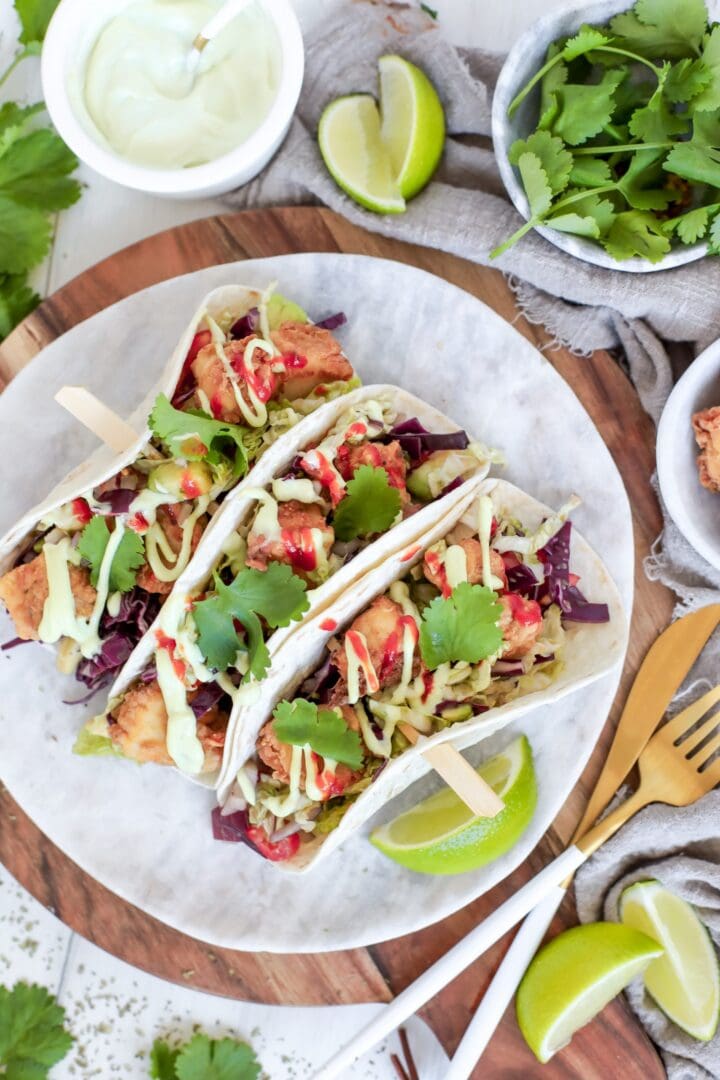 Einfalt og ferskt fiski taco með Jalapenjó-avocado majósósu