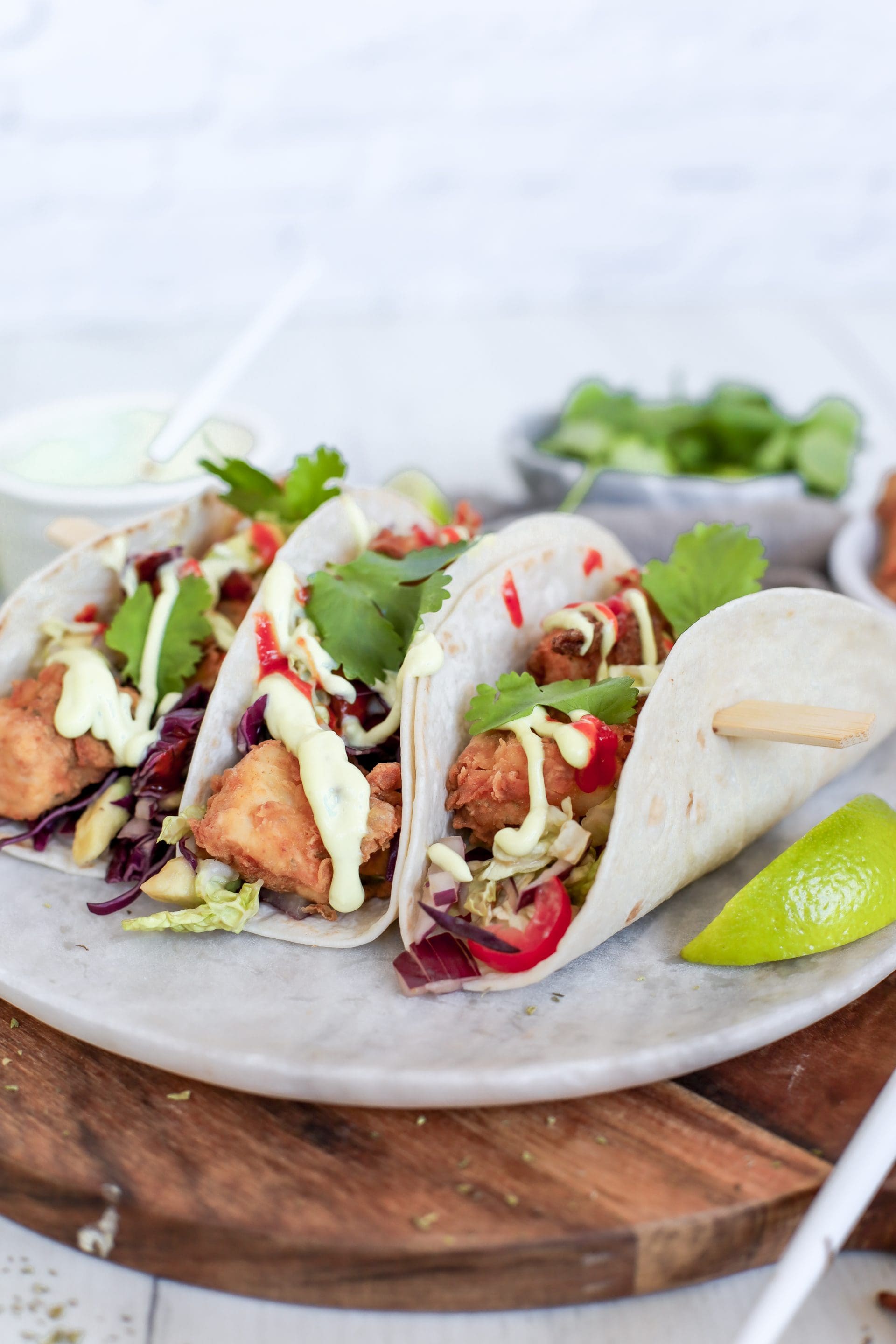 Einfalt og ferskt fiski taco með Jalapenjó-avocado majósósu