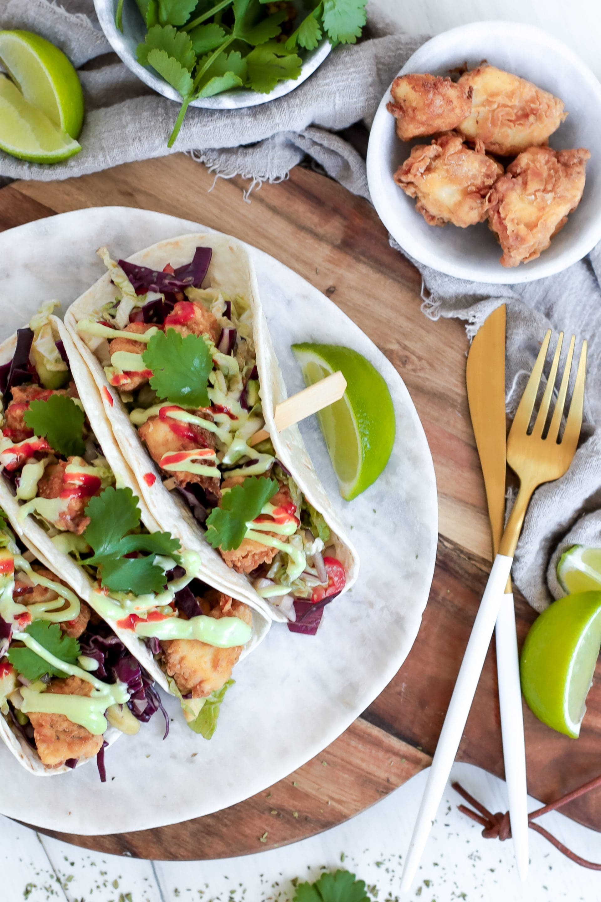 Einfalt og ferskt fiski taco með Jalapenjó-avocado majósósu