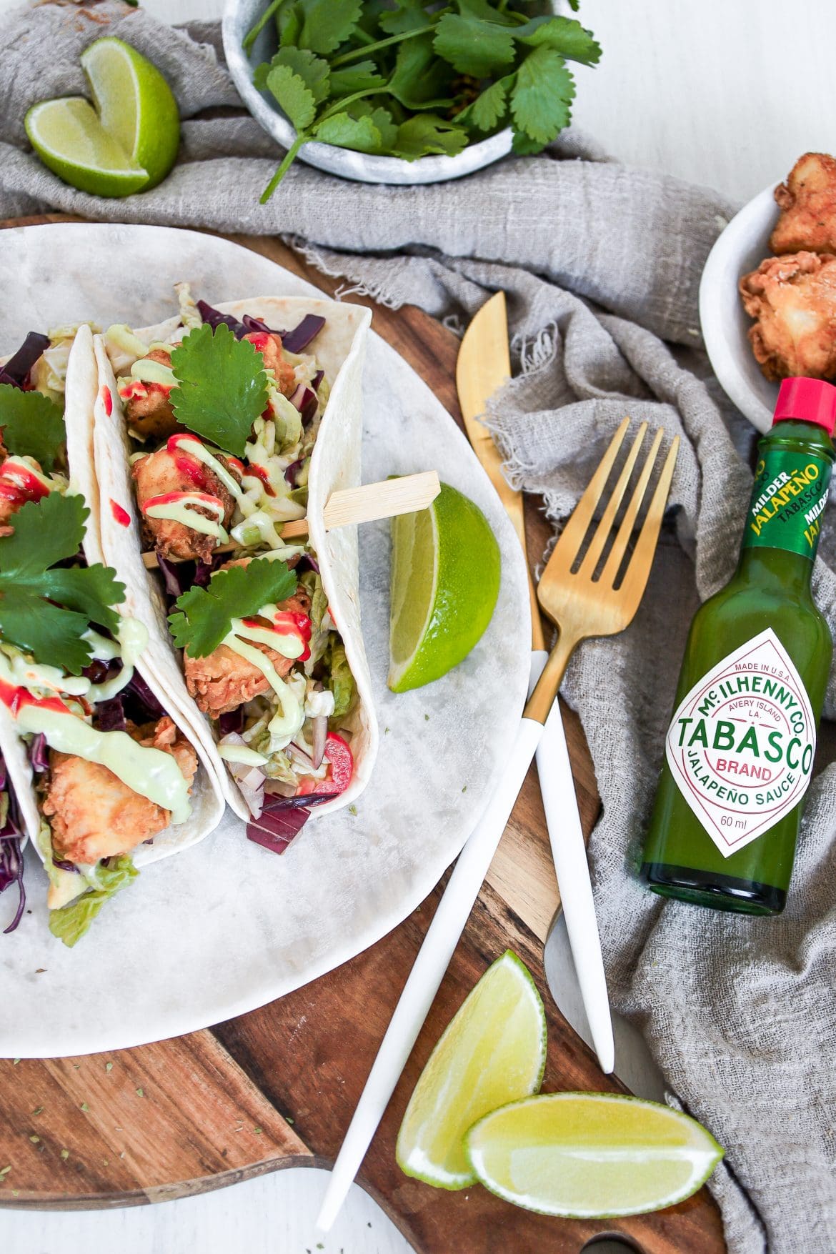 Einfalt og ferskt fiski taco með Jalapenjó-avocado majósósu
