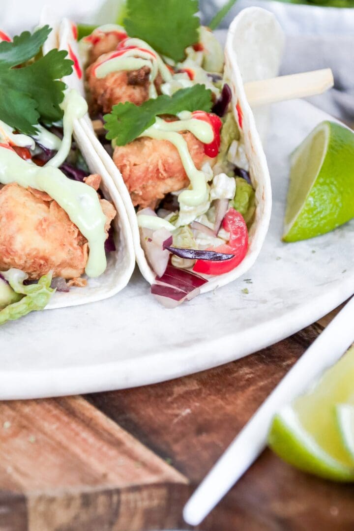 Einfalt og ferskt fiski taco með Jalapenjó-avocado majósósu